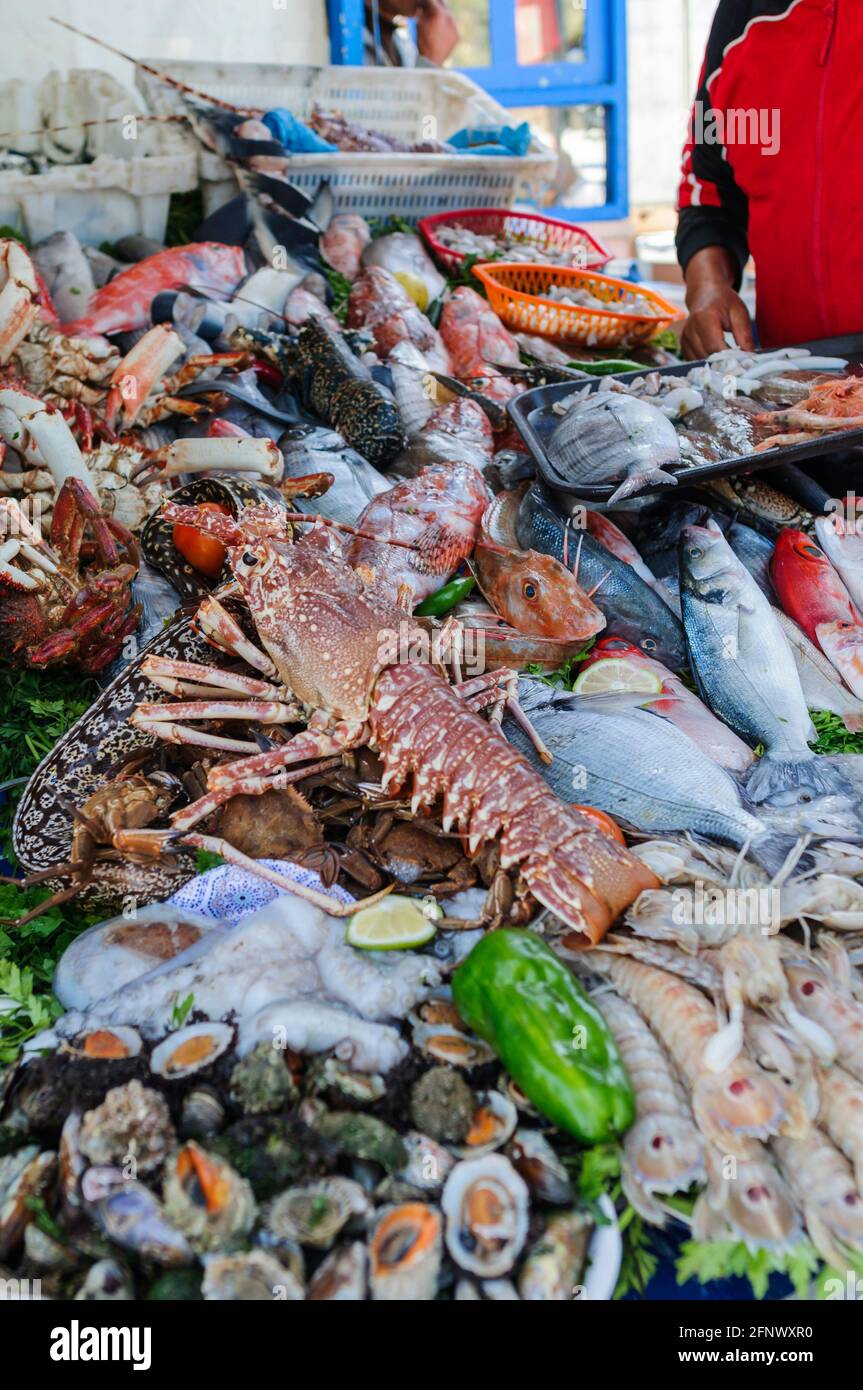 Market stall with fresh fish and seafood Stock Photo - Alamy