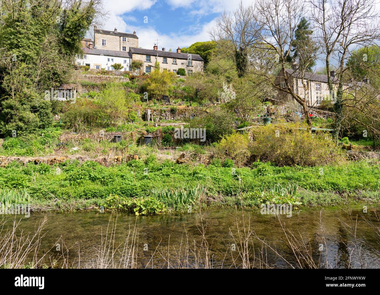Cottage overlooking river hi-res stock photography and images - Alamy