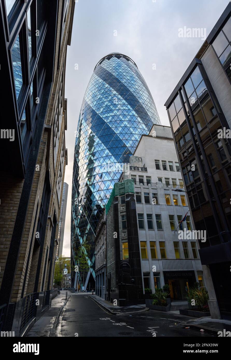Gherkin building london street view hi-res stock photography and images ...