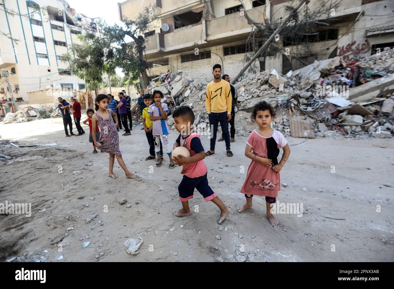 Children fighting street hi-res stock photography and images - Alamy
