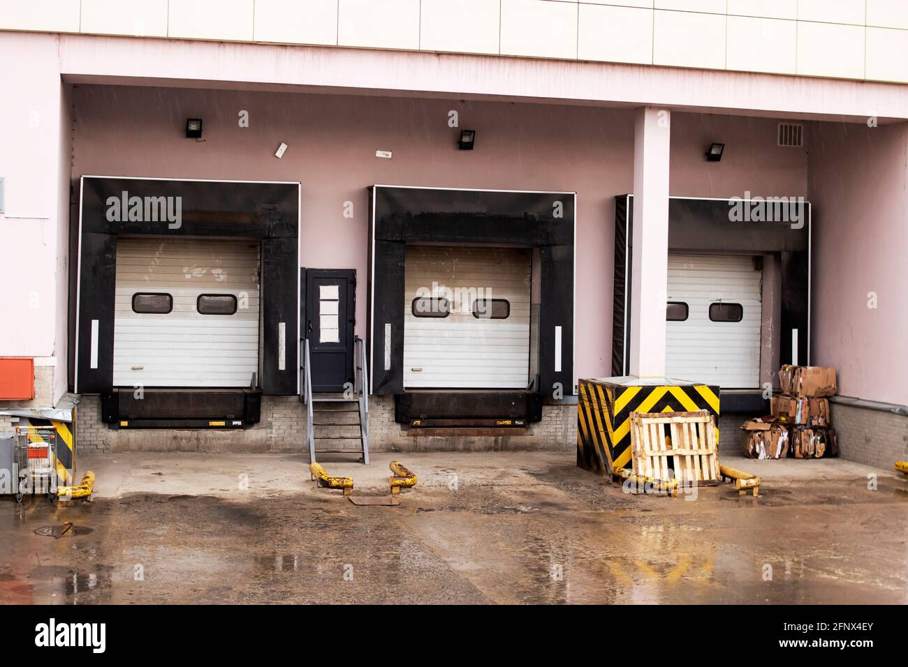 Unloading truck at grocery store hi-res stock photography and images ...