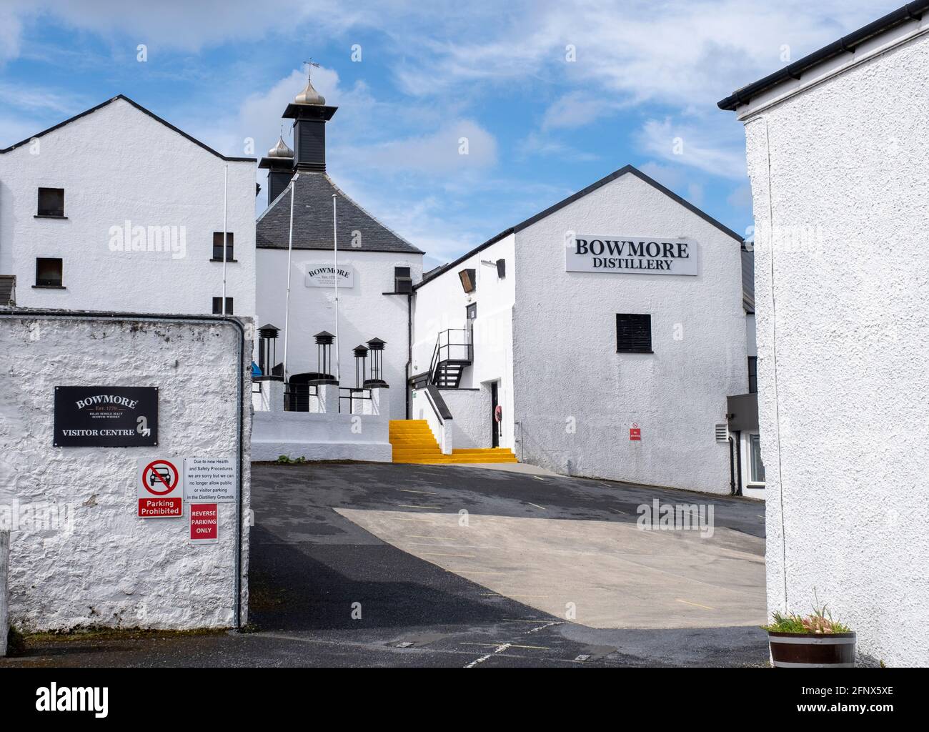 Bowmore Distillery, in Bowmore town centre, Islay, Inner Hebrides ...