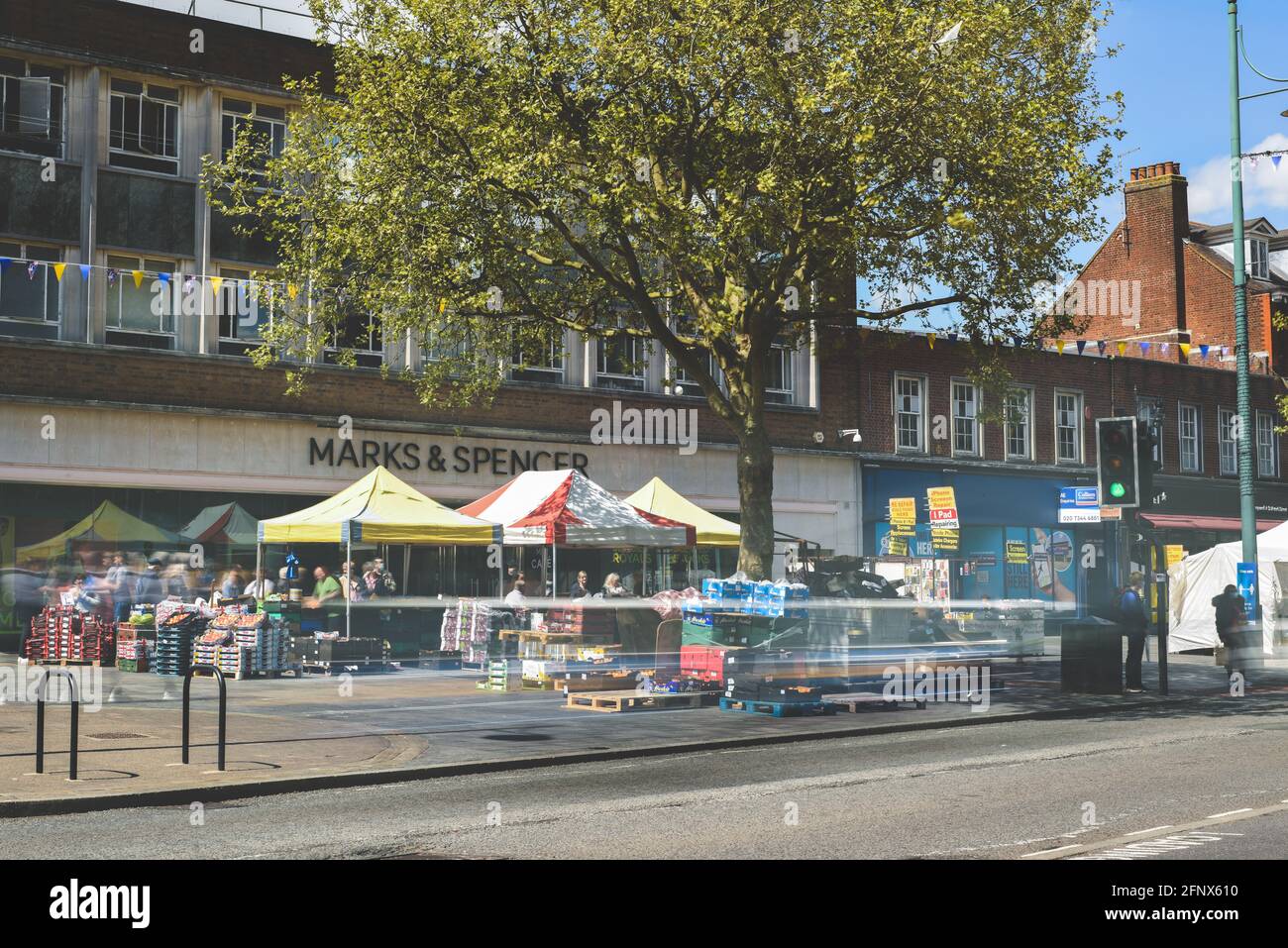 Shoppers st albans street market hi-res stock photography and images ...