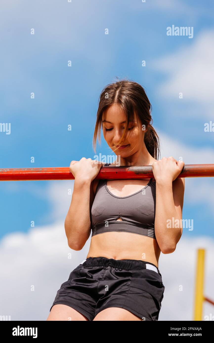 Fit women doing pull ups hi-res stock photography and images - Alamy