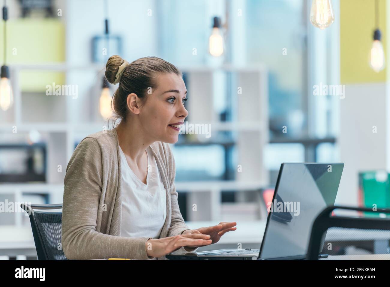 Girl behind office desk hi-res stock photography and images - Alamy
