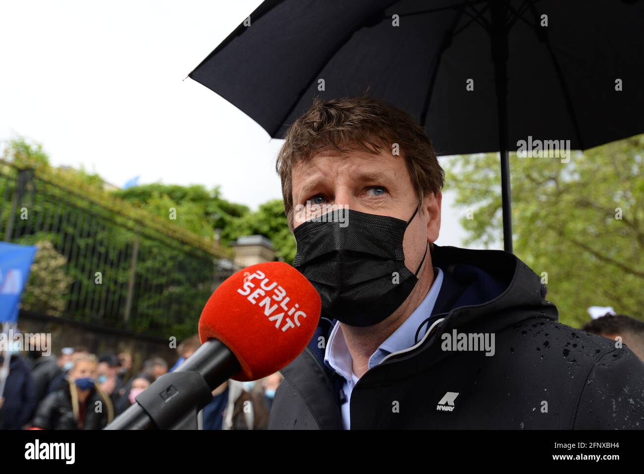 Paris gathering of angry policemen. 35000 people according to the ...