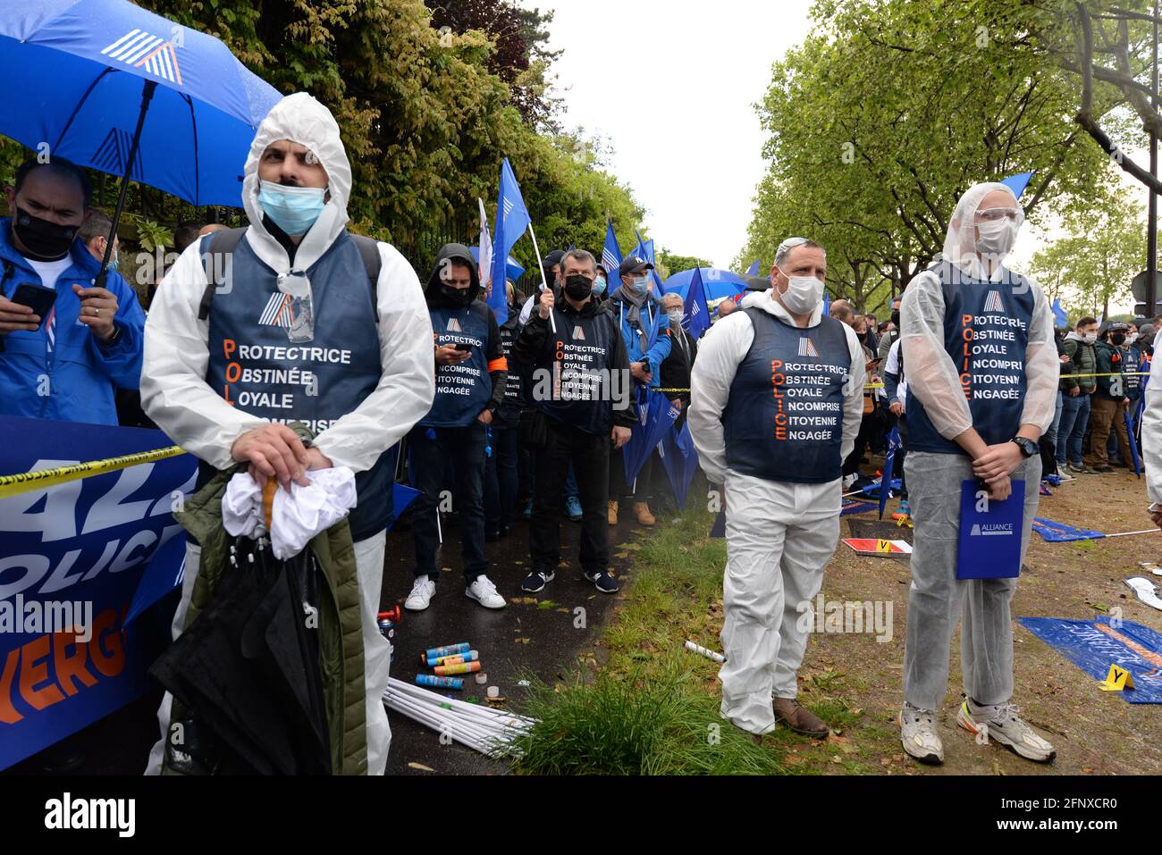 Paris gathering of angry policemen. 35000 people according to the ...