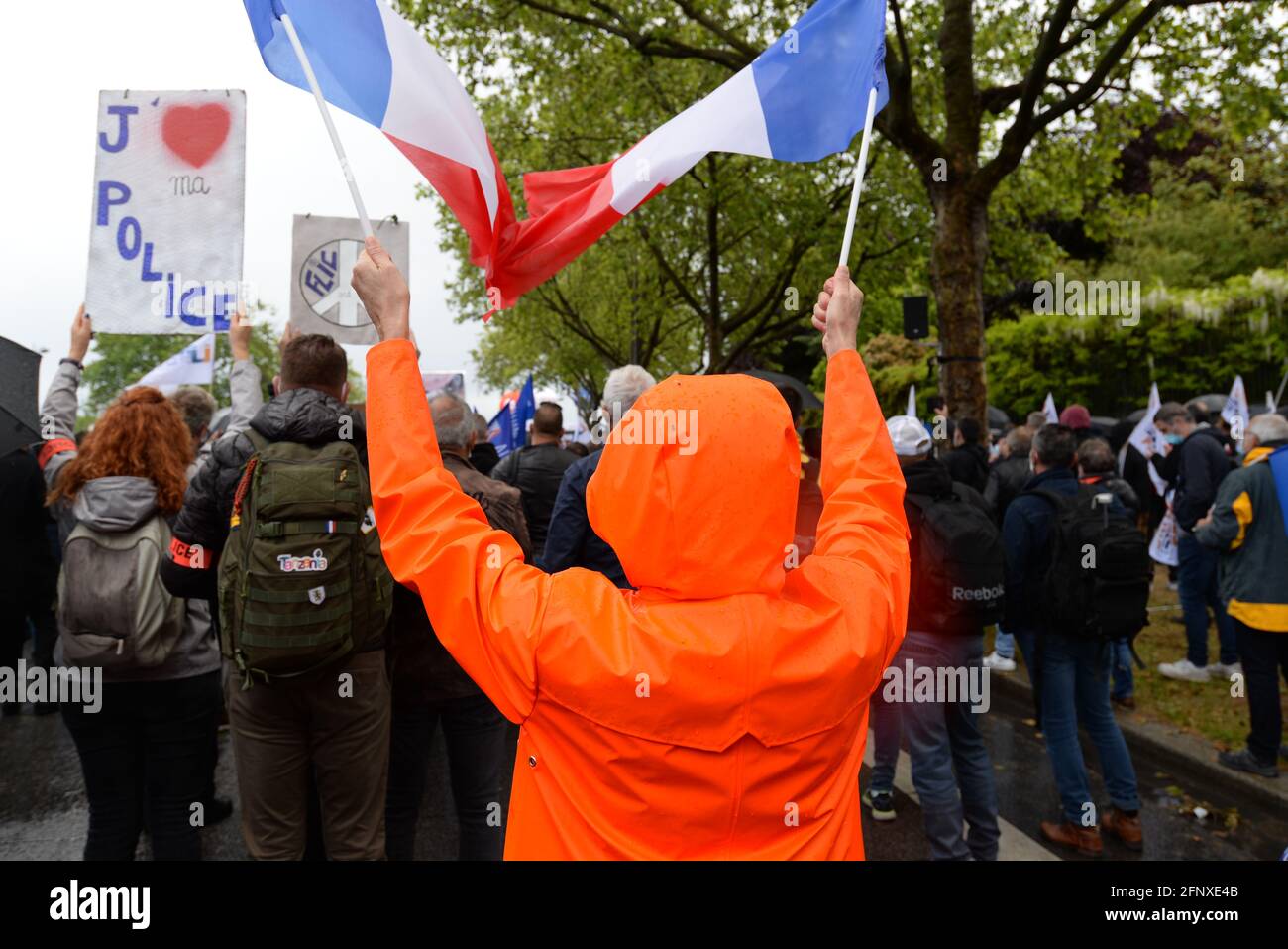 Paris gathering of angry policemen. 35000 people according to the ...