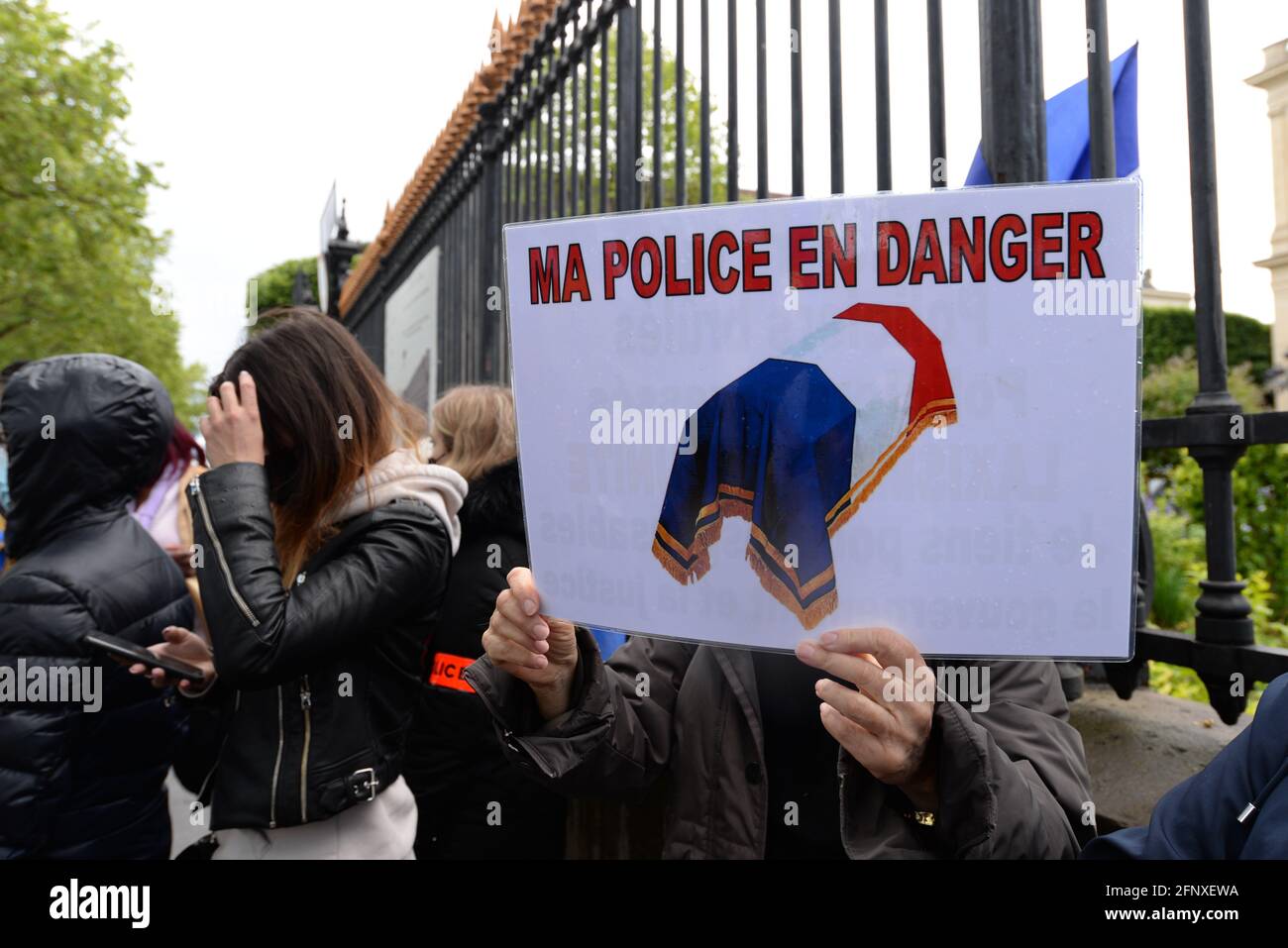 Paris gathering of angry policemen. 35000 people according to the ...