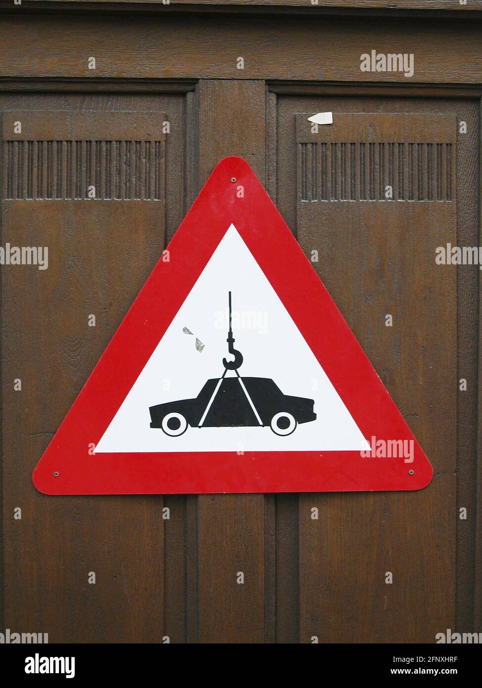 Towing sign hi-res stock photography and images - Alamy