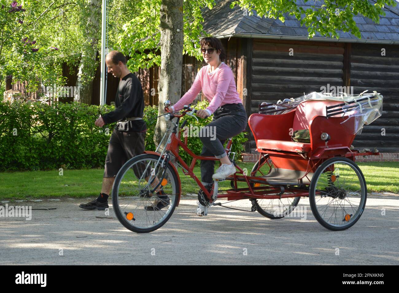 Learning to drive cycle rickshaw at the Russian colony in Potsdam ...