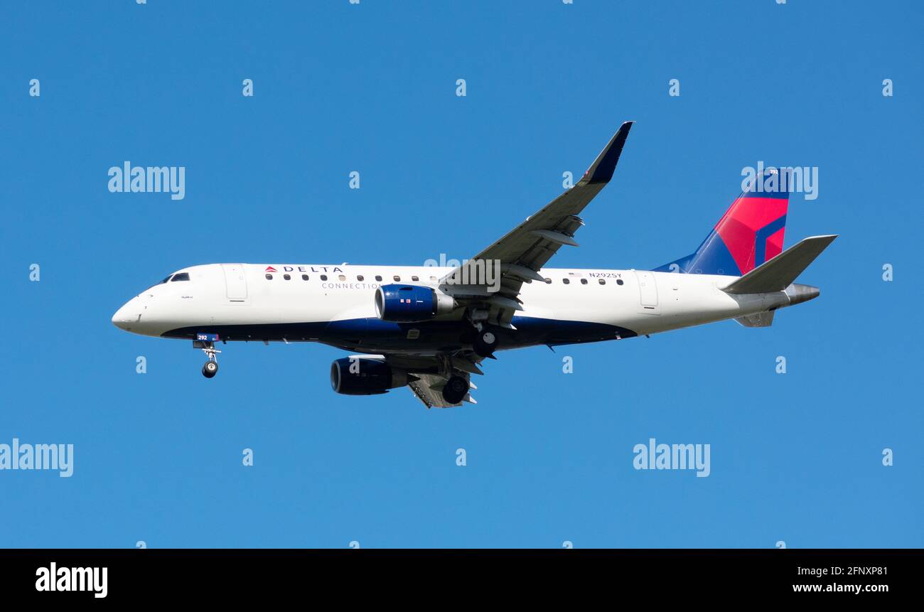 Delta air lines sign hi-res stock photography and images - Alamy