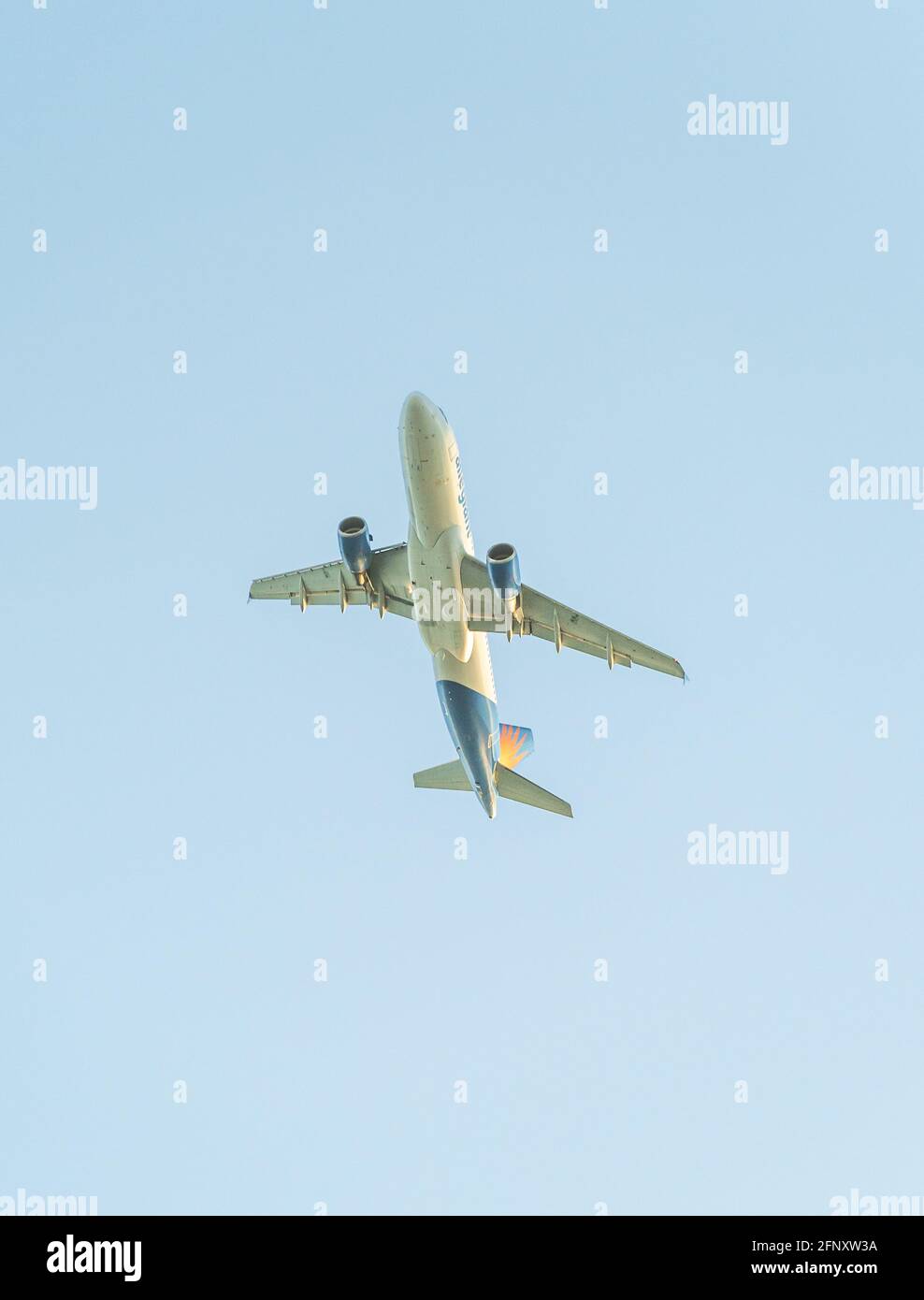 Airplane overhead high sky hi-res stock photography and images - Alamy