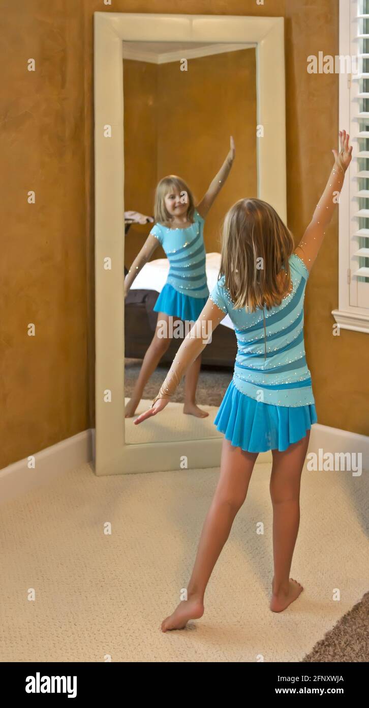 Girl ice skating hi-res stock photography and images - Alamy