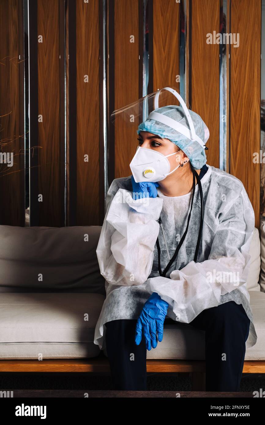 Female nurse working hard hi-res stock photography and images - Alamy