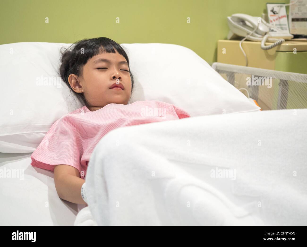 Child in bed hospital hi-res stock photography and images - Alamy