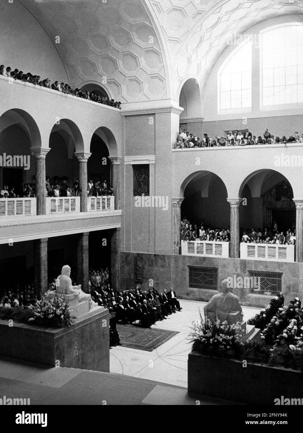Munich university 1950s hi-res stock photography and images - Alamy