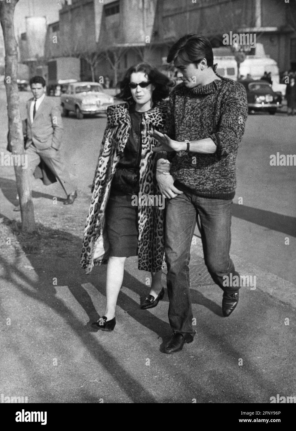 Actress holding hand Black and White Stock Photos & Images - Alamy