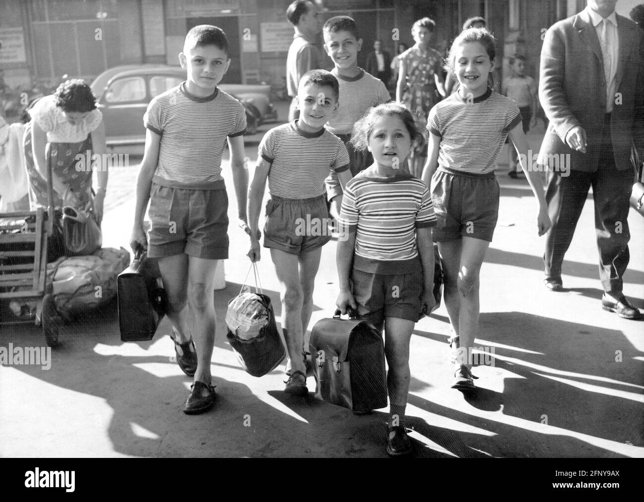 tourism, traveler, group of children with luggage, 1957, ADDITIONAL ...