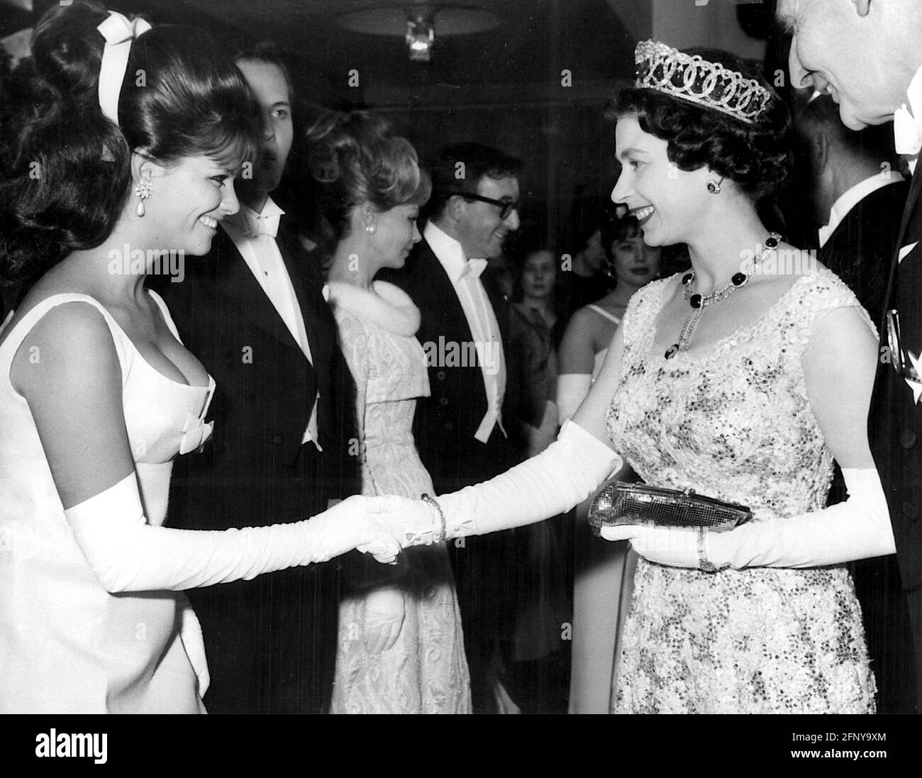 Cardinale, Claudia, * 15.4.1938, Italian actress, half length, greeting ...