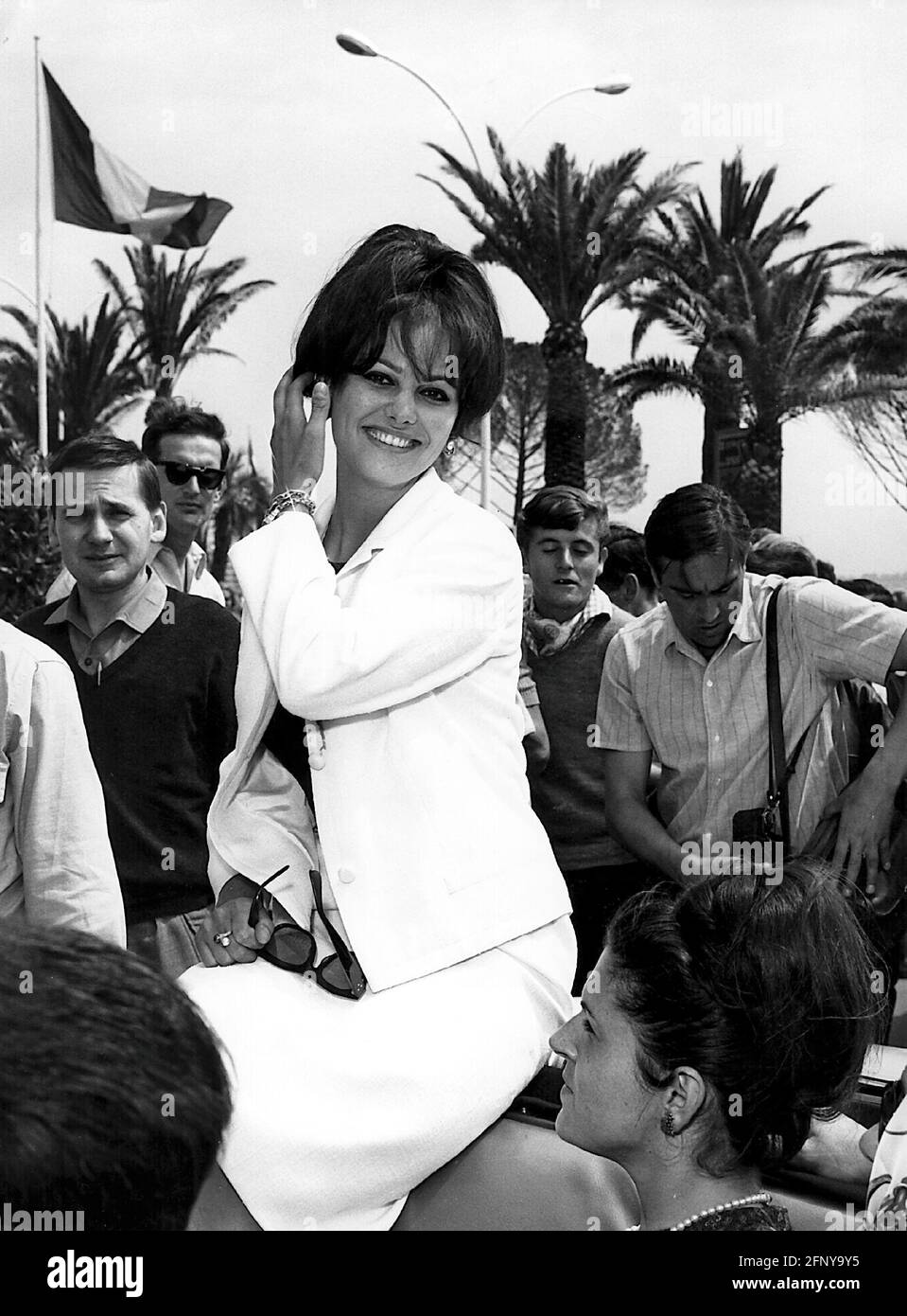 Cardinale, Claudia, * 15.4.1938, Italian actress, half length, Cannes ...