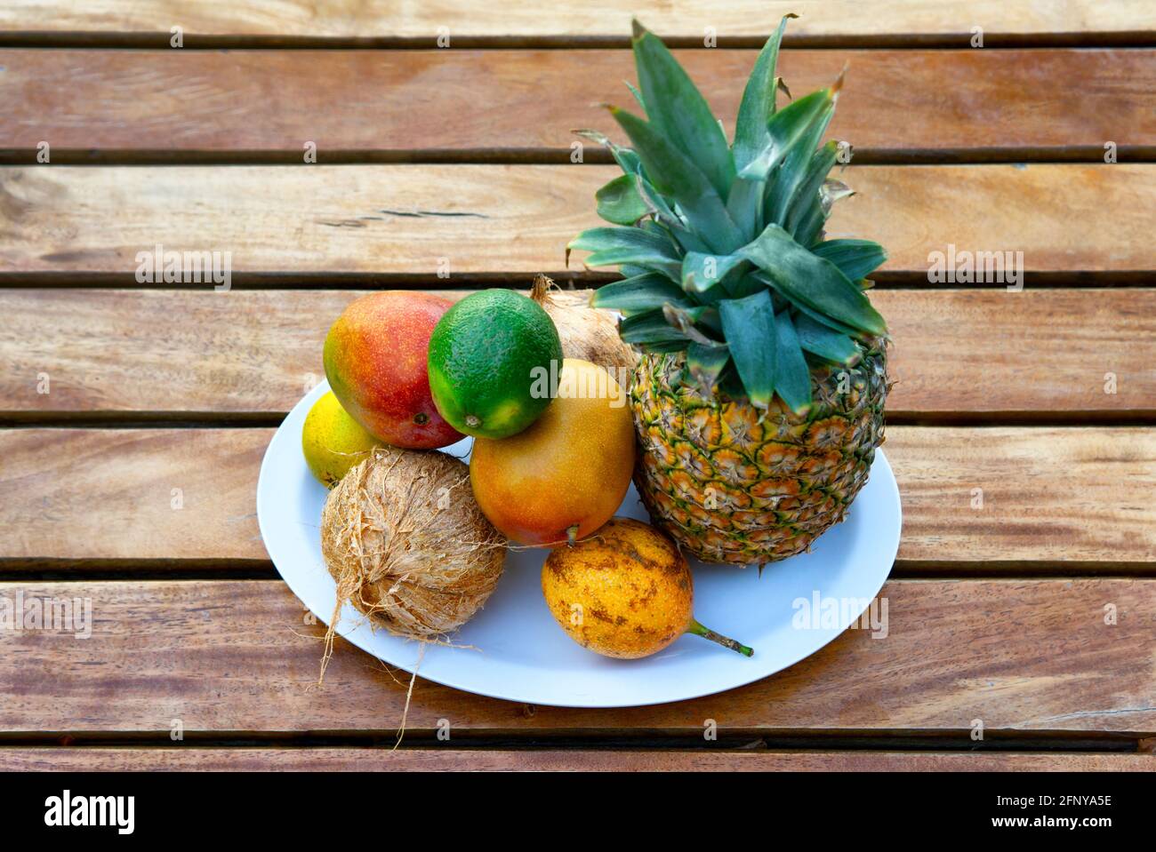 Tropical fruits table hi-res stock photography and images - Alamy