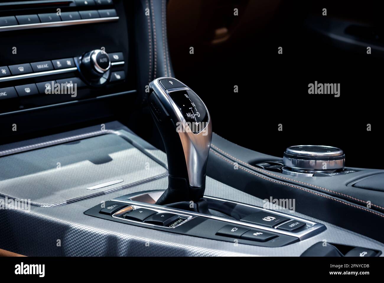Gear shift in the middle console of a modern car Stock Photo - Alamy