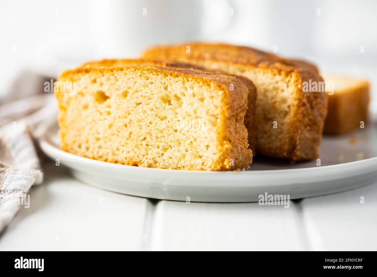 Sliced vanilla sponge cake hi-res stock photography and images - Alamy