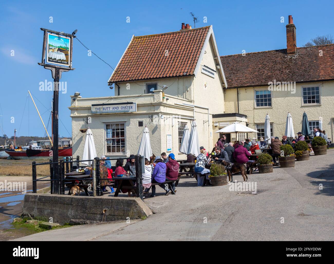 The Butt and Oyster pub at Pin Mill, Chelmondiston, Suffolk, England ...