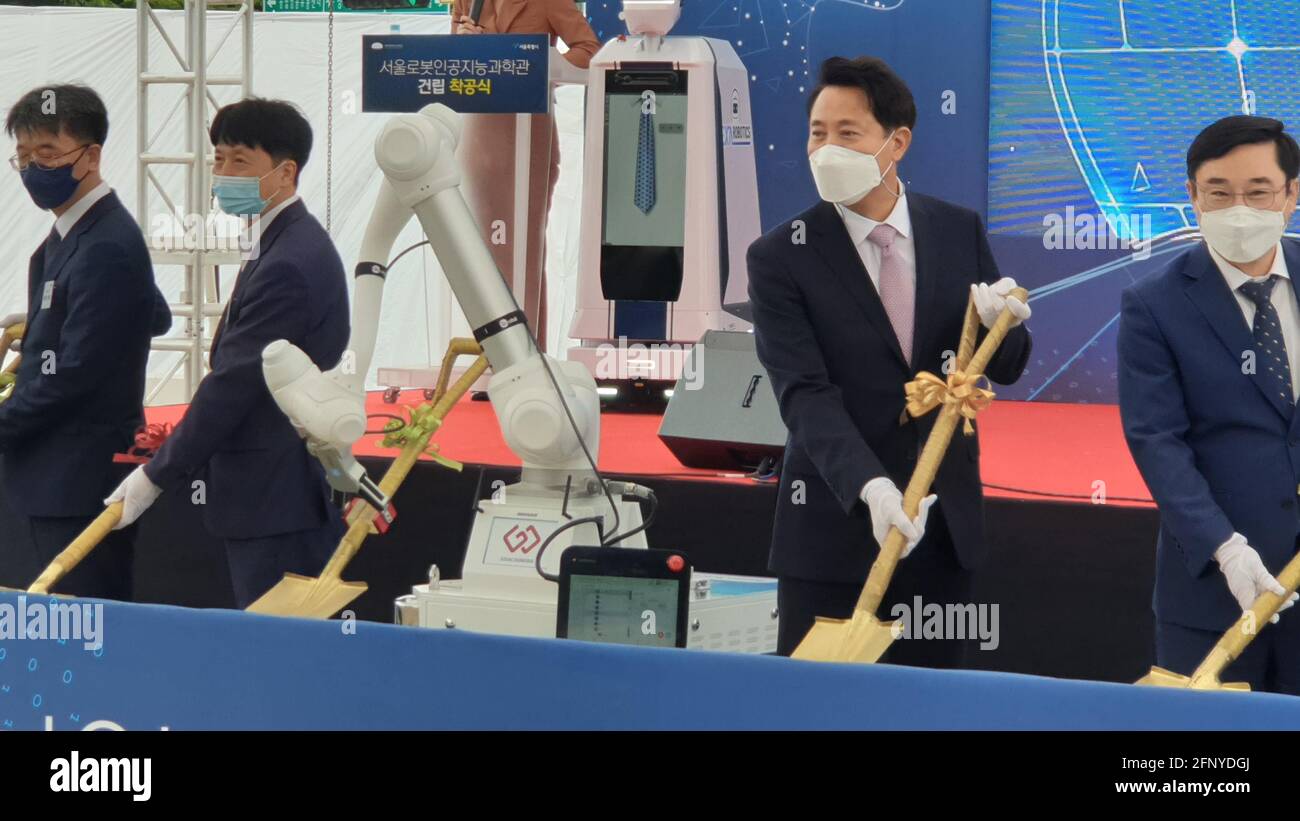20th May, 2021. Robot, AI center Seoul Mayor Oh Se-hoon (2nd from R ...
