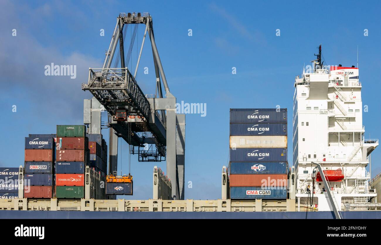 Unloading shipping containers hi-res stock photography and images - Alamy