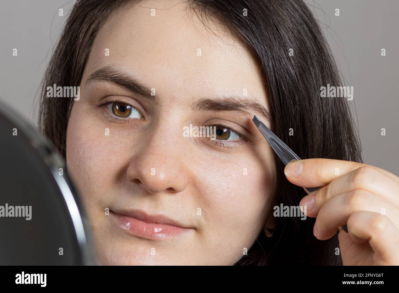 Woman pluck eyebrows hi-res stock photography and images - Alamy