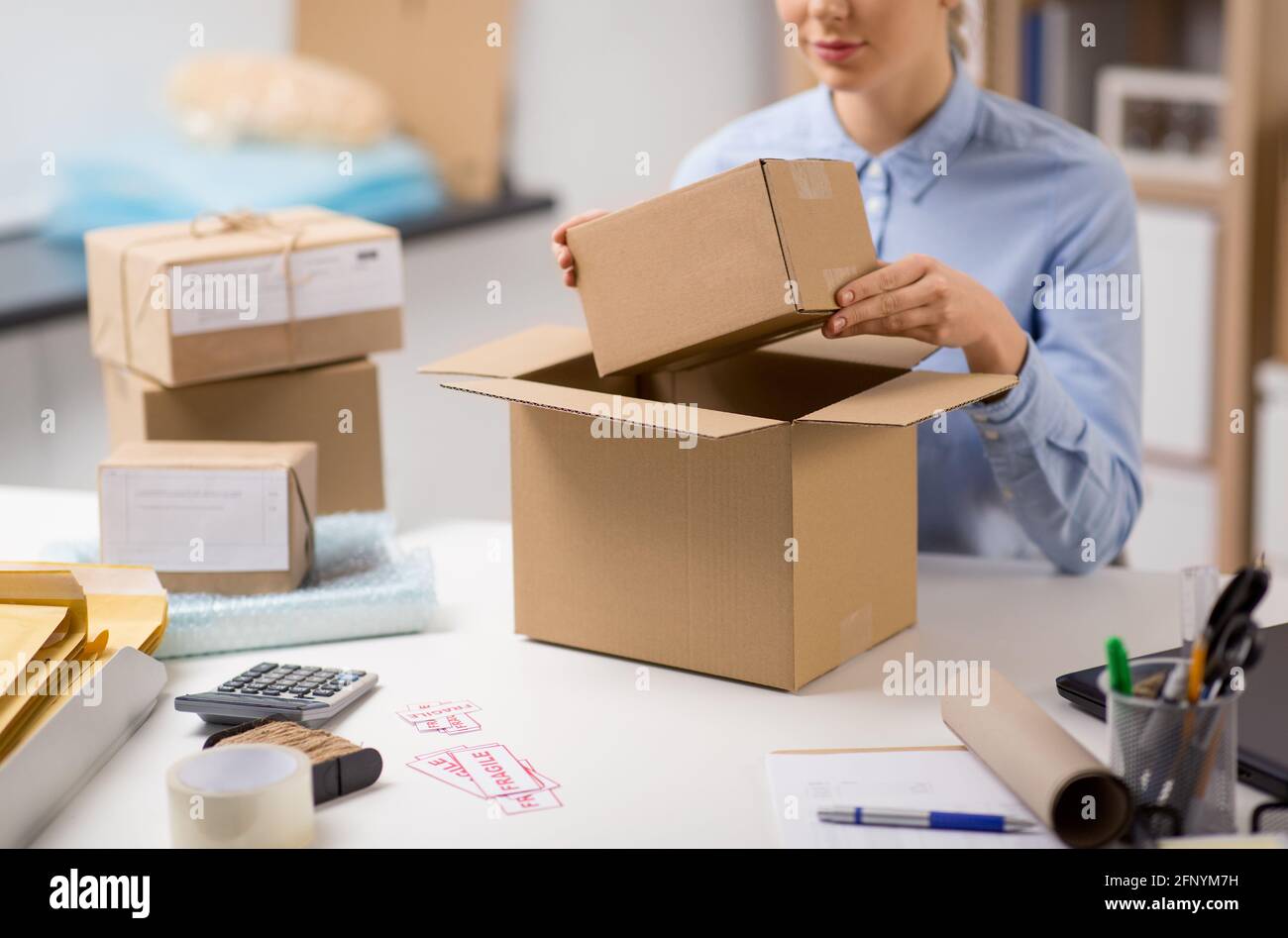 Packing parcel hi-res stock photography and images - Alamy