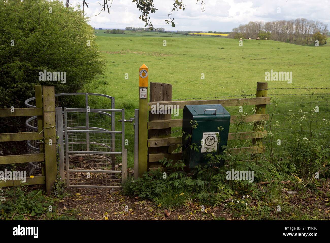 Footpath gate hi-res stock photography and images - Alamy