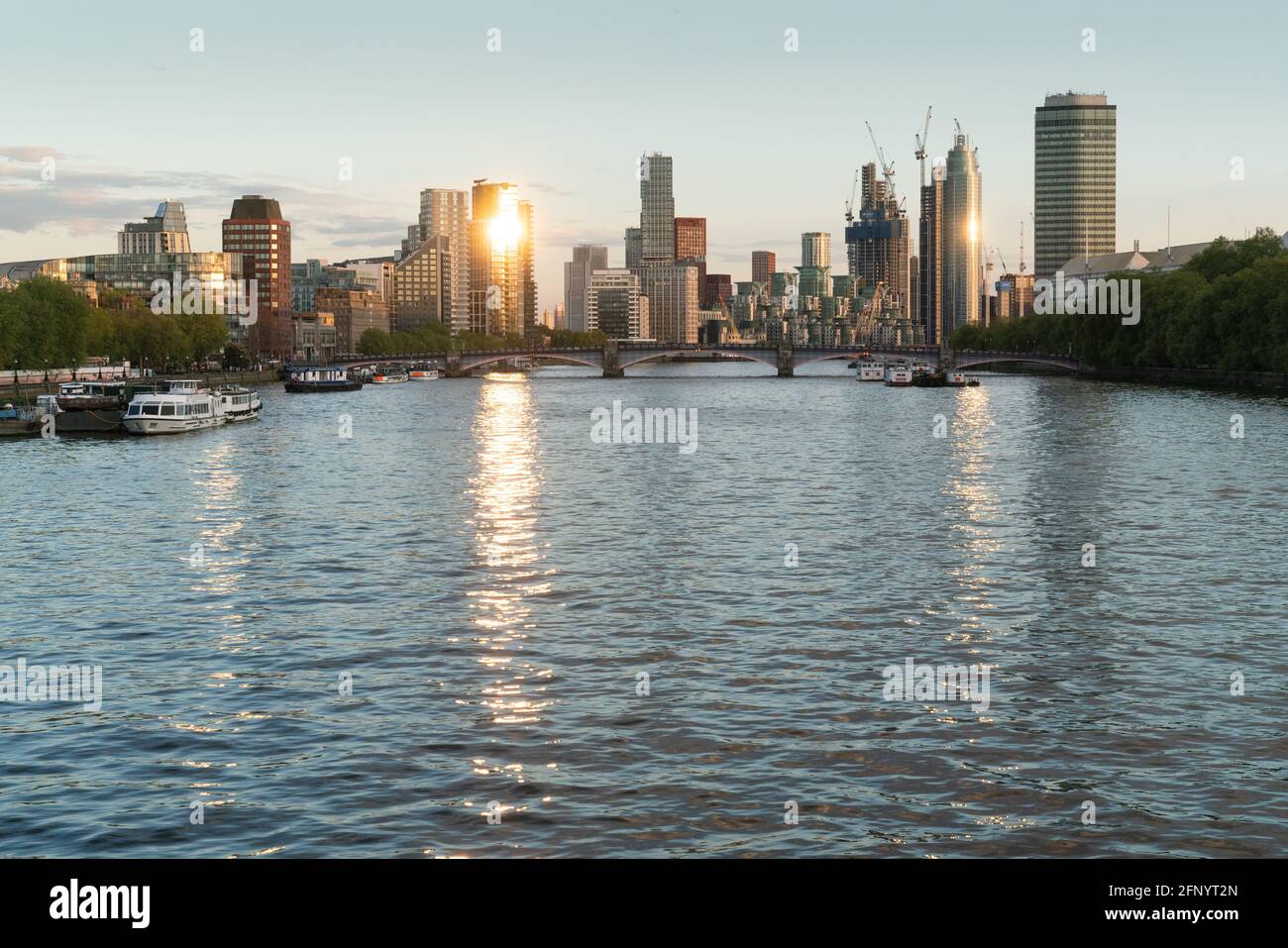 Embankment skyline hi-res stock photography and images - Alamy