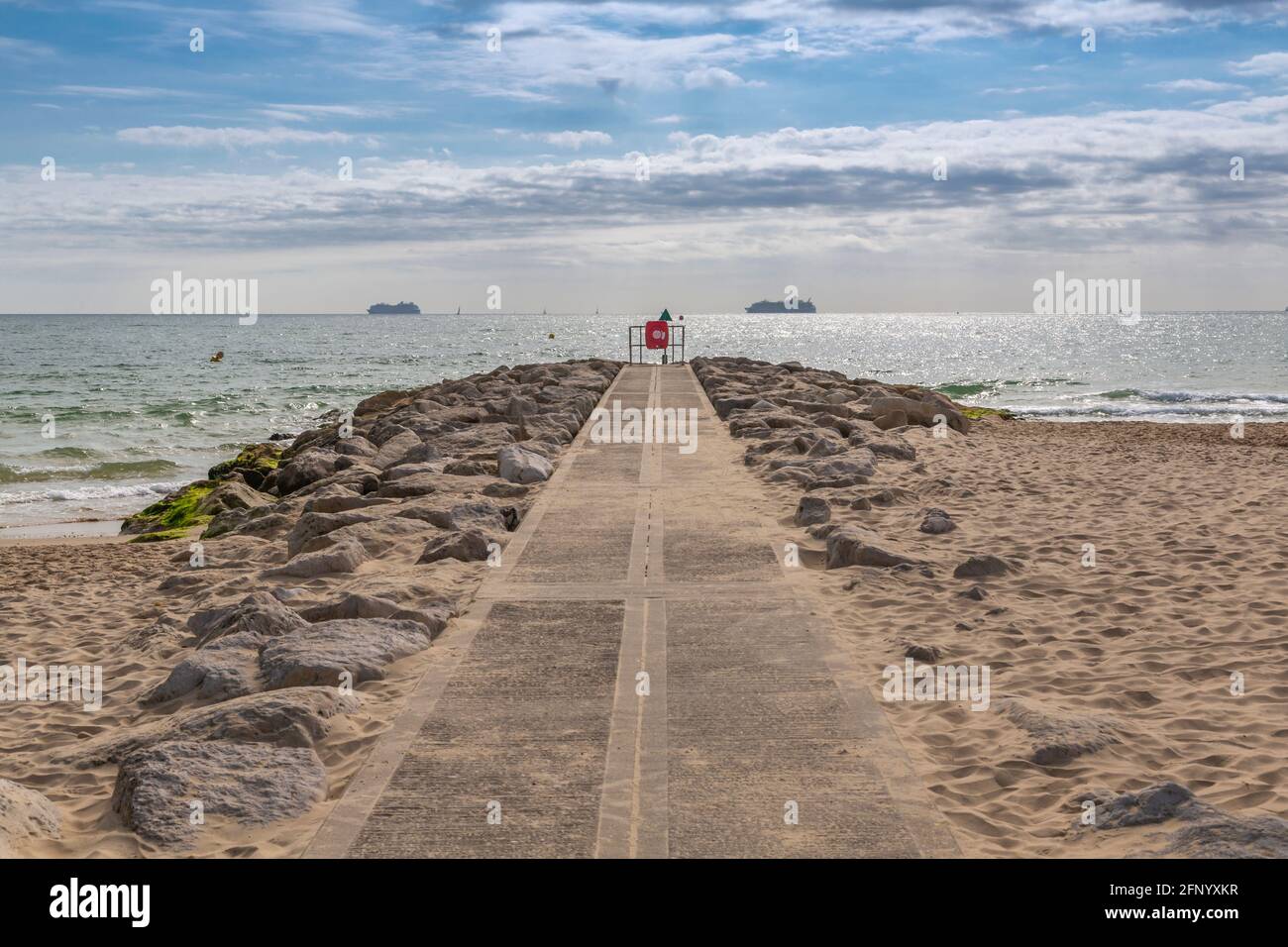 View of jetty and cruise ships on Sandbanks Beach in Poole Bay, Poole ...