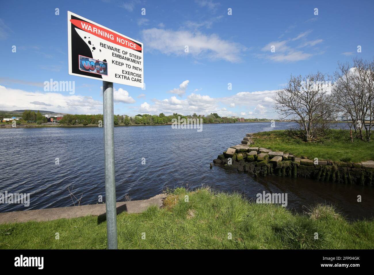 Warning sign steep bank hi-res stock photography and images - Alamy