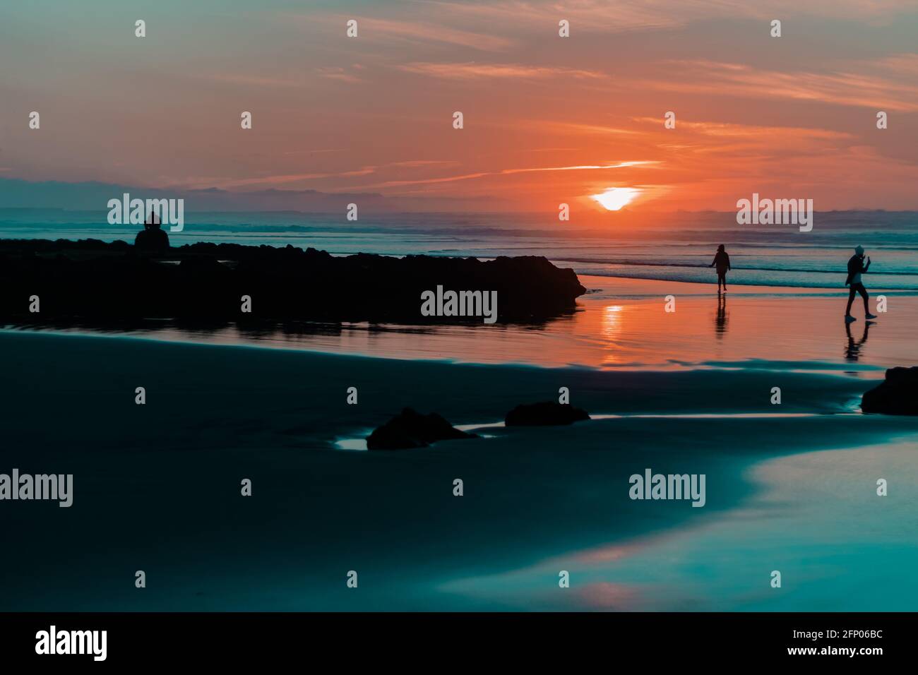 Silhouette people on beach hi-res stock photography and images - Alamy