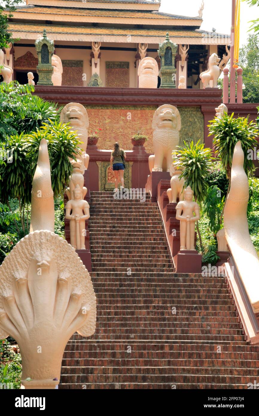Wat Phnom in Phnom Penh Cambodia Stock Photo - Alamy
