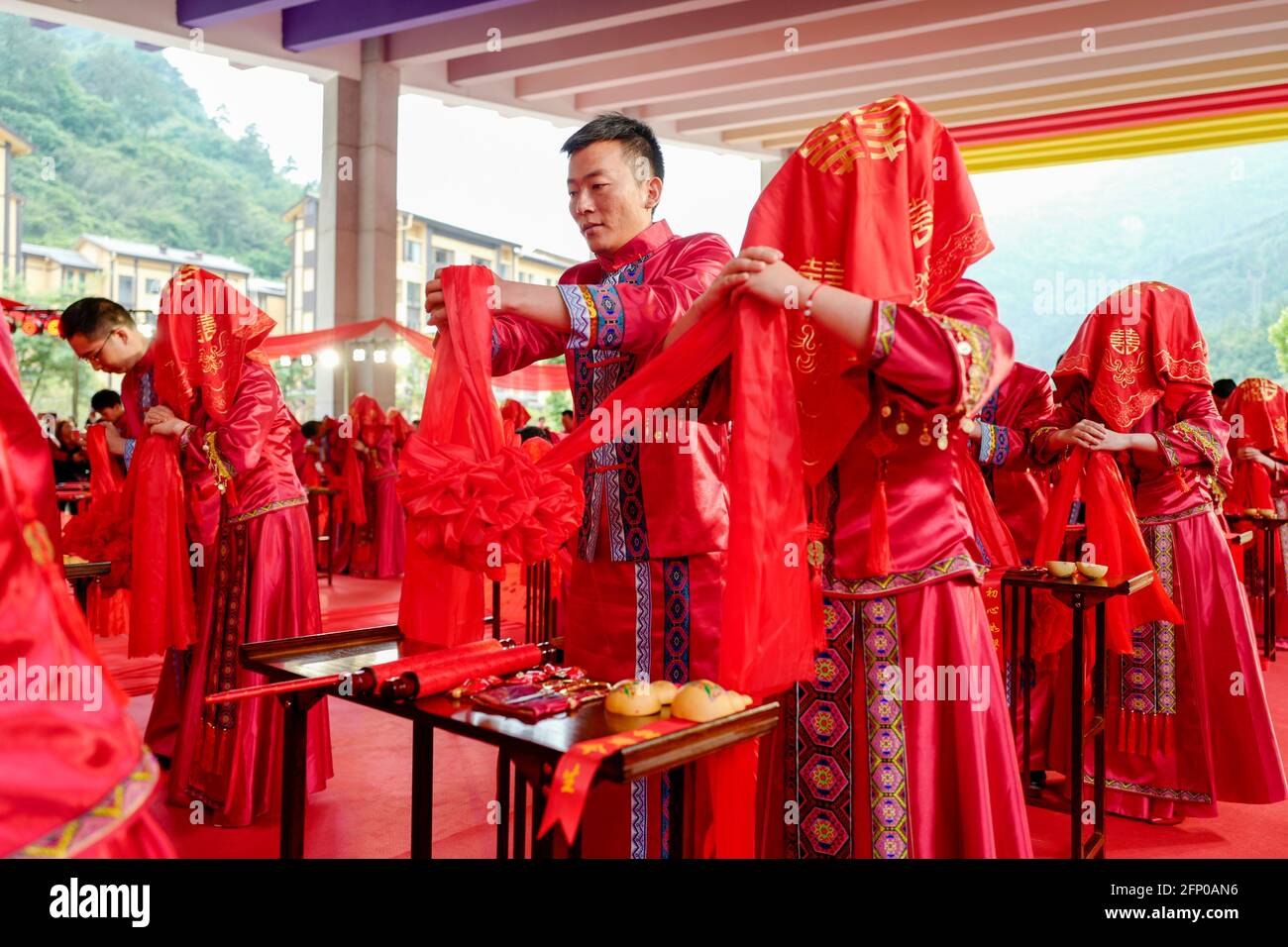 (210520) -- CHONGQING, May 20, 2021 (Xinhua) -- The brides and grooms ...