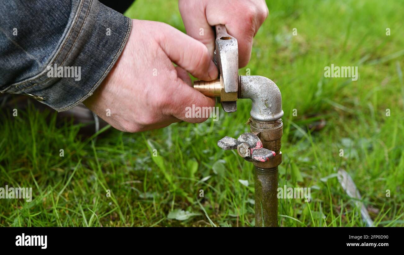 Repair man fixing pipe hi-res stock photography and images - Alamy