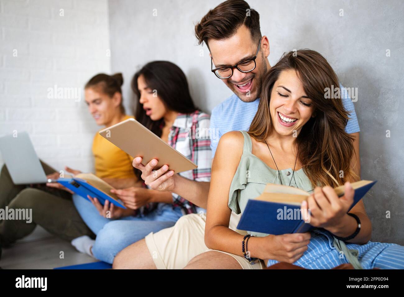 Teamwork study young hi-res stock photography and images - Alamy