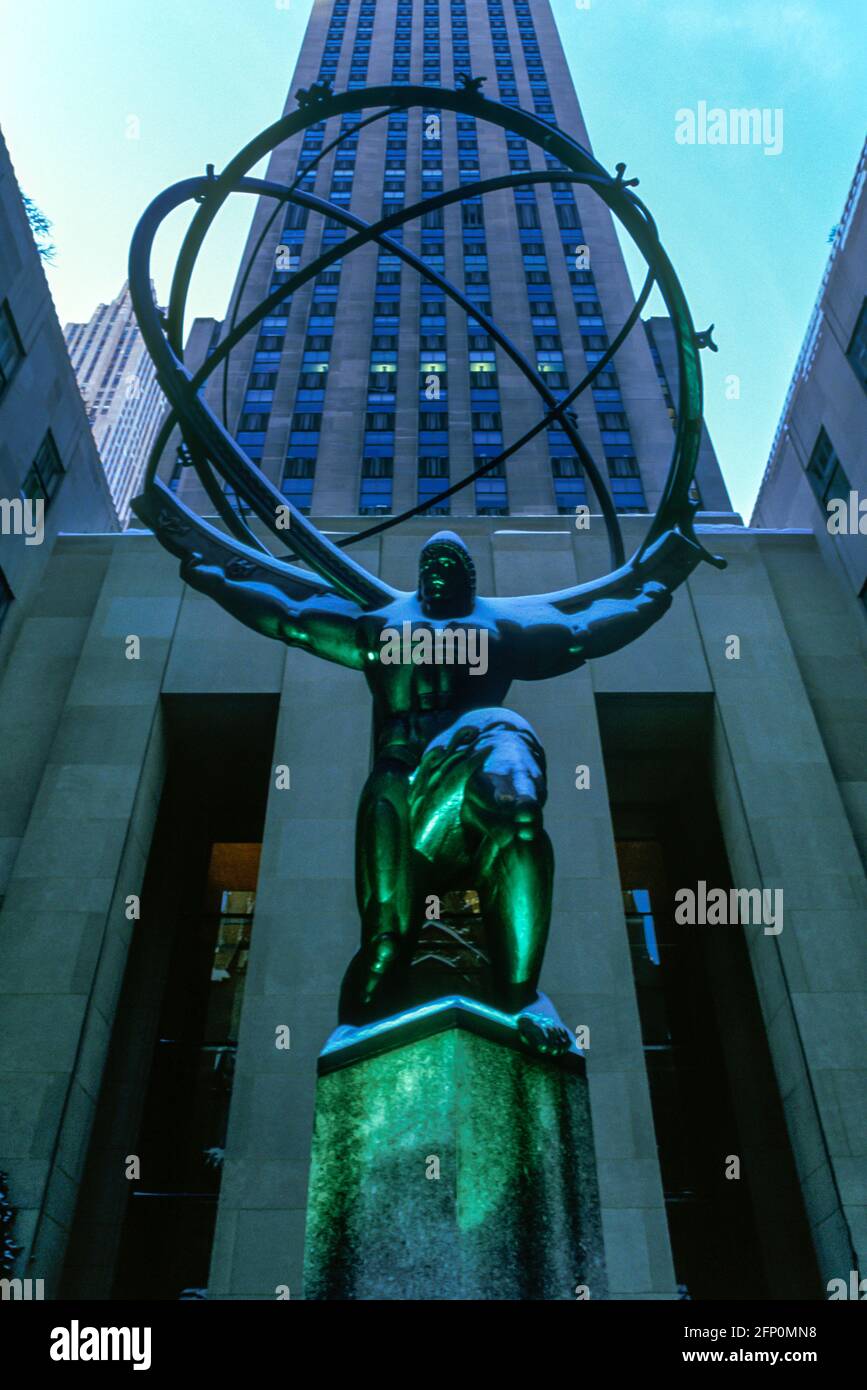 2005 HISTORICAL ATLAS STATUE (©LEE LAWRIE 1937) ROCKEFELLER CENTER ...