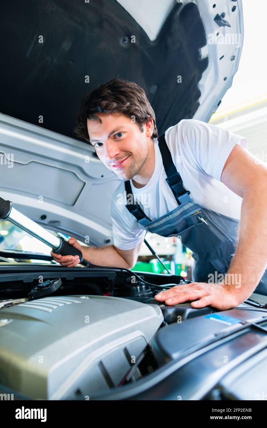 Auto mechanic working in car service workshop Stock Photo - Alamy