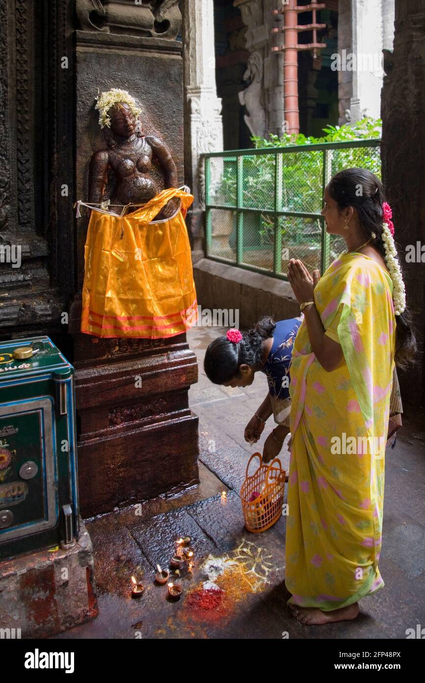 Hindu women praying inside the Minakshi Sundareshvera Hindu Temple ...