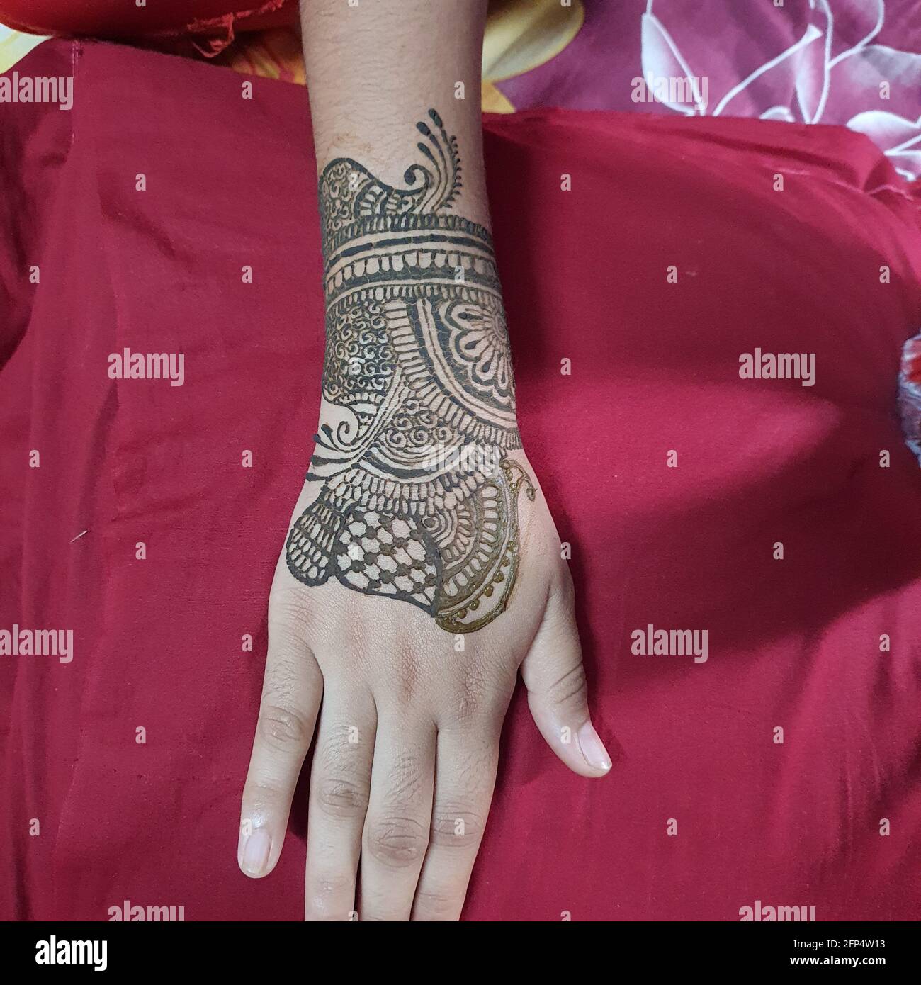 Thr beautiful Mehedi design hand Stock Photo - Alamy