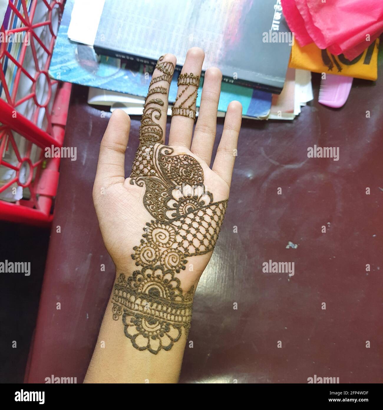 Thr beautiful Mehedi design hand Stock Photo - Alamy