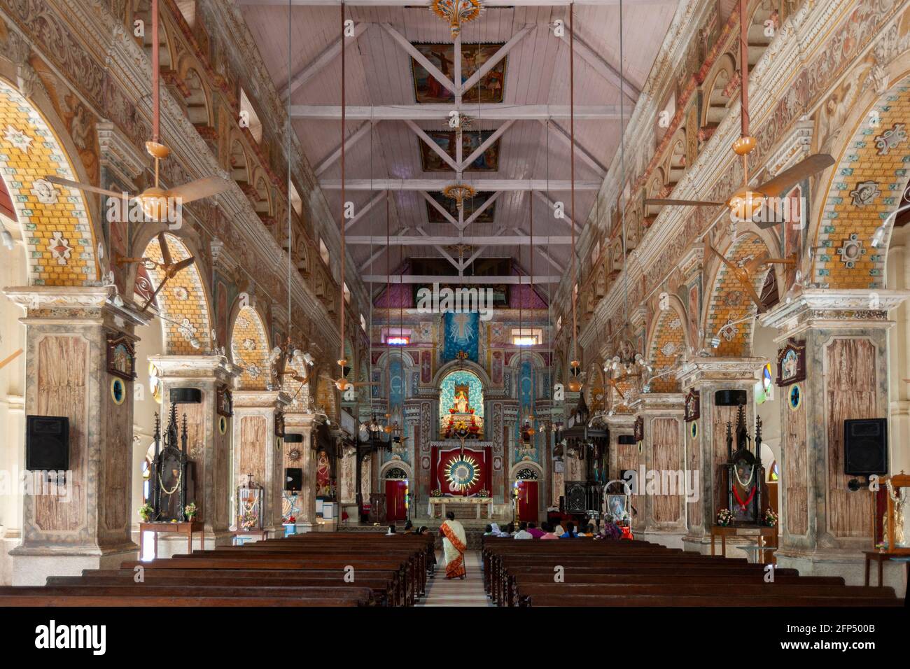 Interior of the Santa Cruz Cathedral Basilica in Fort Kochi in Kerala ...