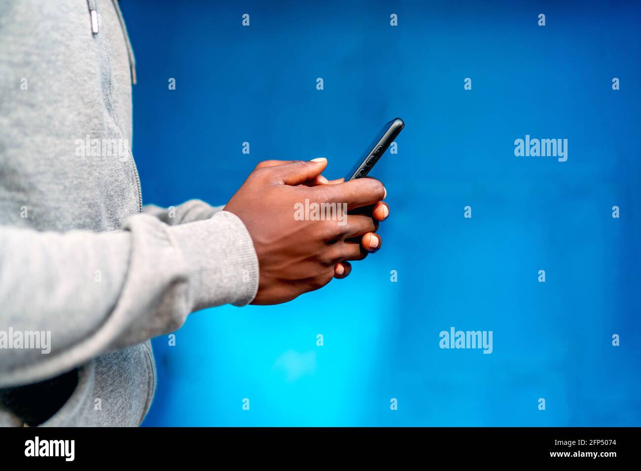 black person hand using his smartphone Stock Photo - Alamy