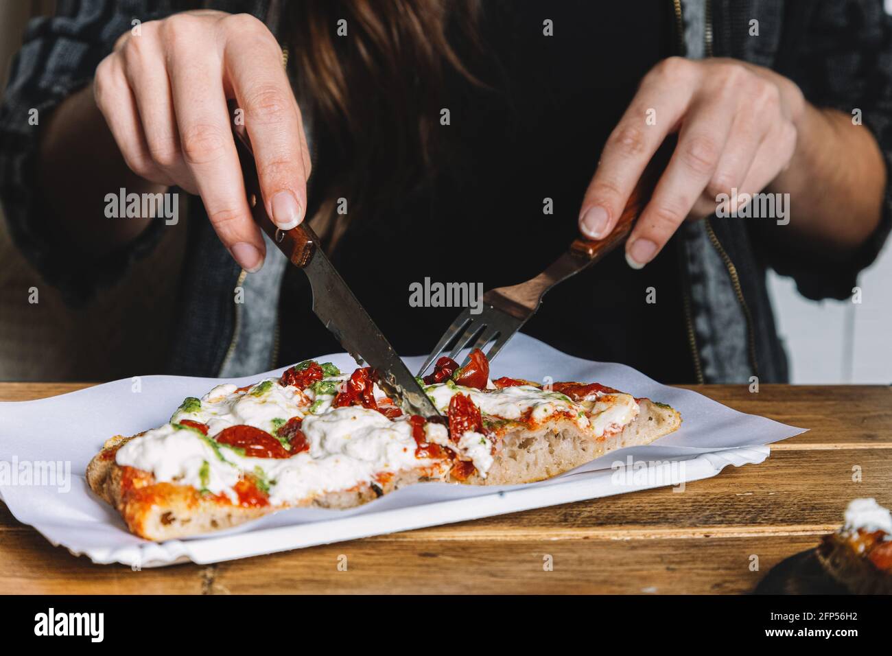 Family eating restaurant pizza hi-res stock photography and images - Alamy